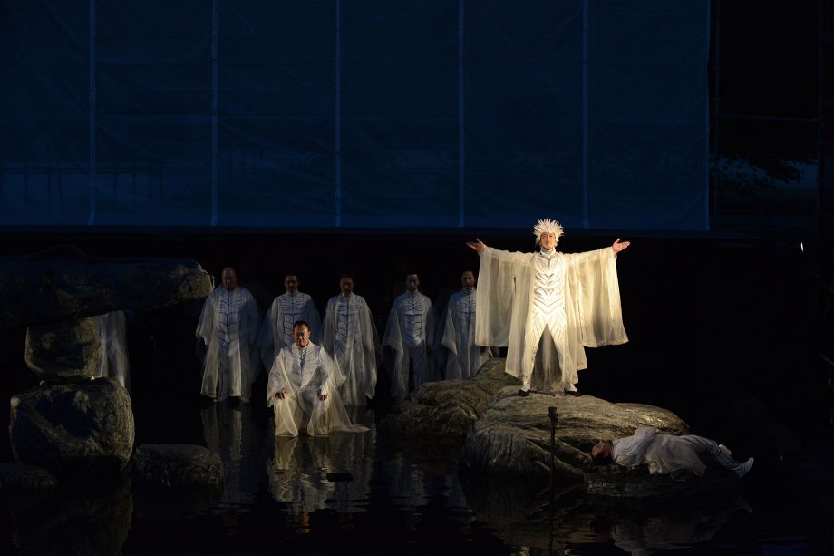 Antigone en japonais par Satoshi Miyagi dans la Cour d'honneur du ...